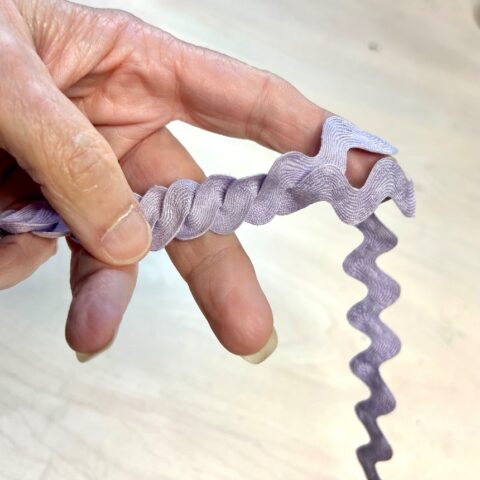 Easy to Make Ric Rac Flowers For Fun Retro Whimsy - South House Designs